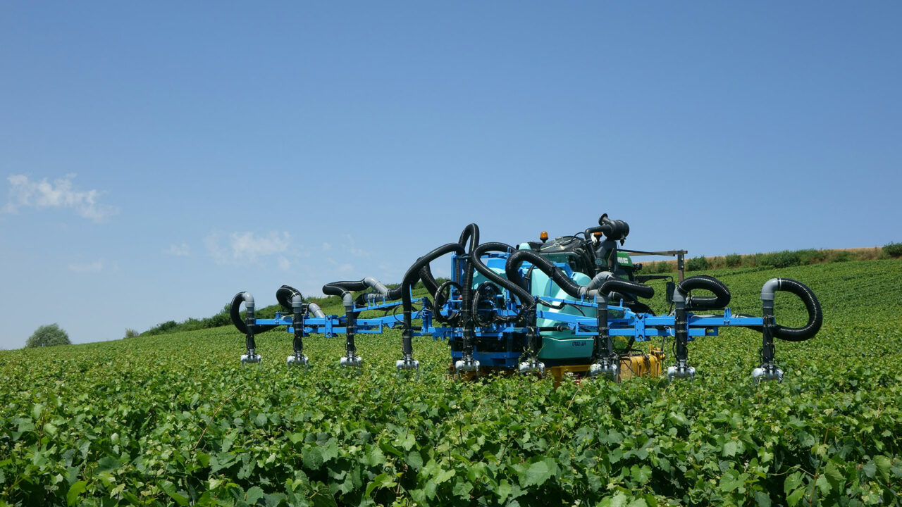 CRUIS'AIR Platform - BERTHOUD The all-in-one spray cell for all types of straddle carriers